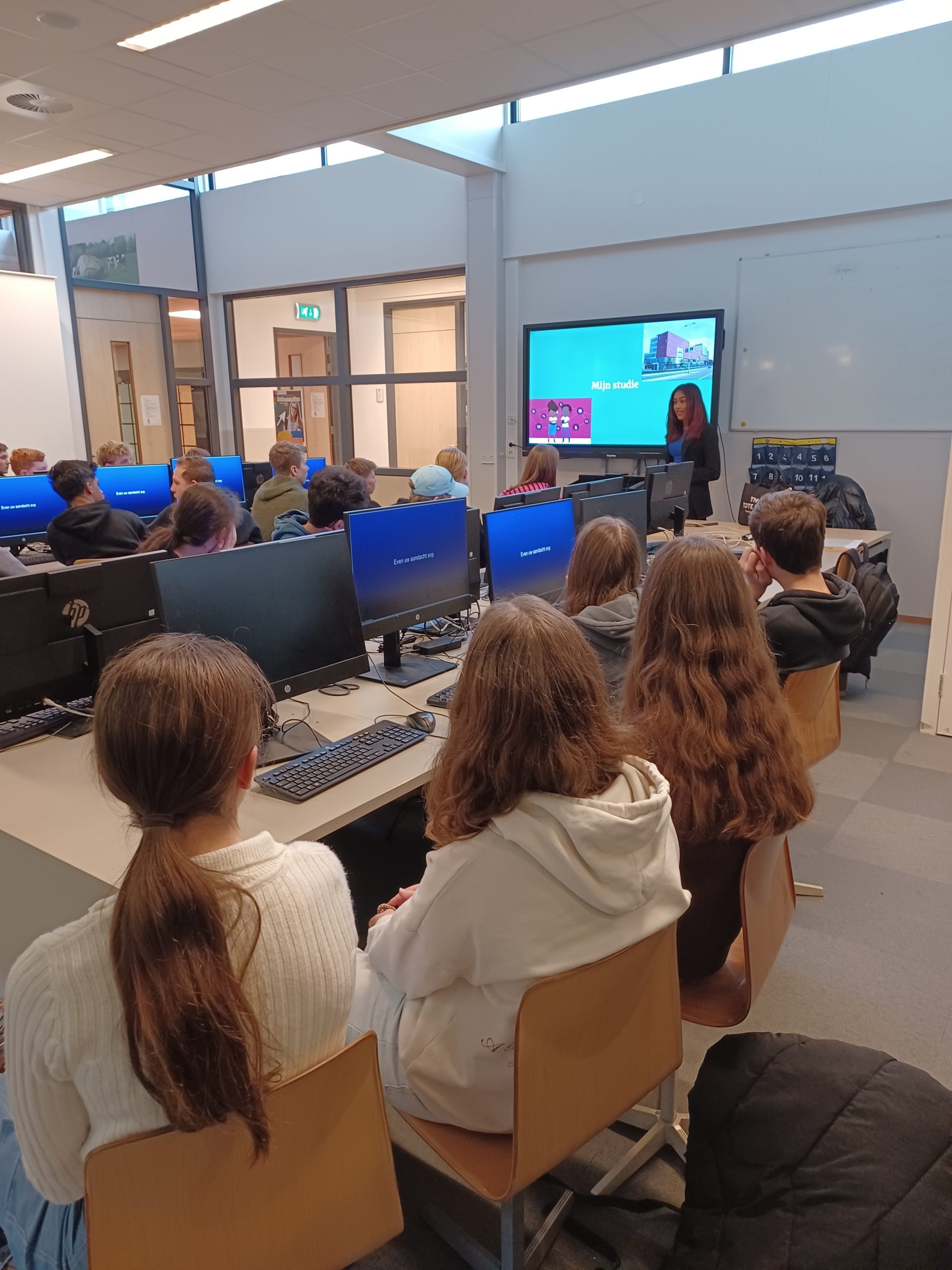 ‘Dit doe ik’- Gastles laat meiden nadenken over ICT- opleiding ...